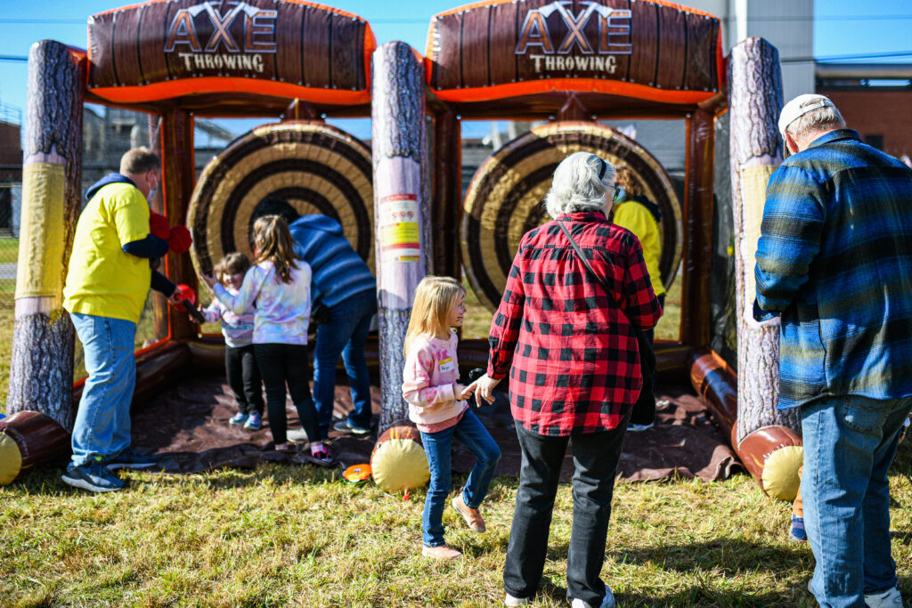 TOMAHAWK TOSS AXE THROWING FUN