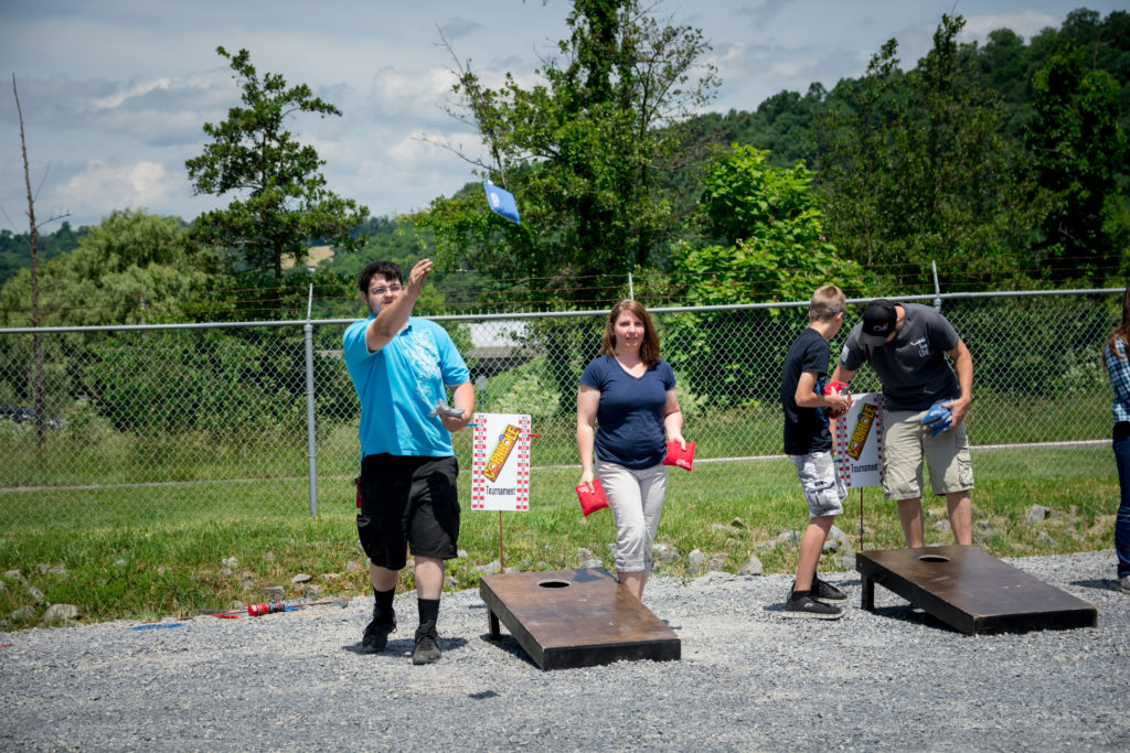 CORNHOLE GAME SET