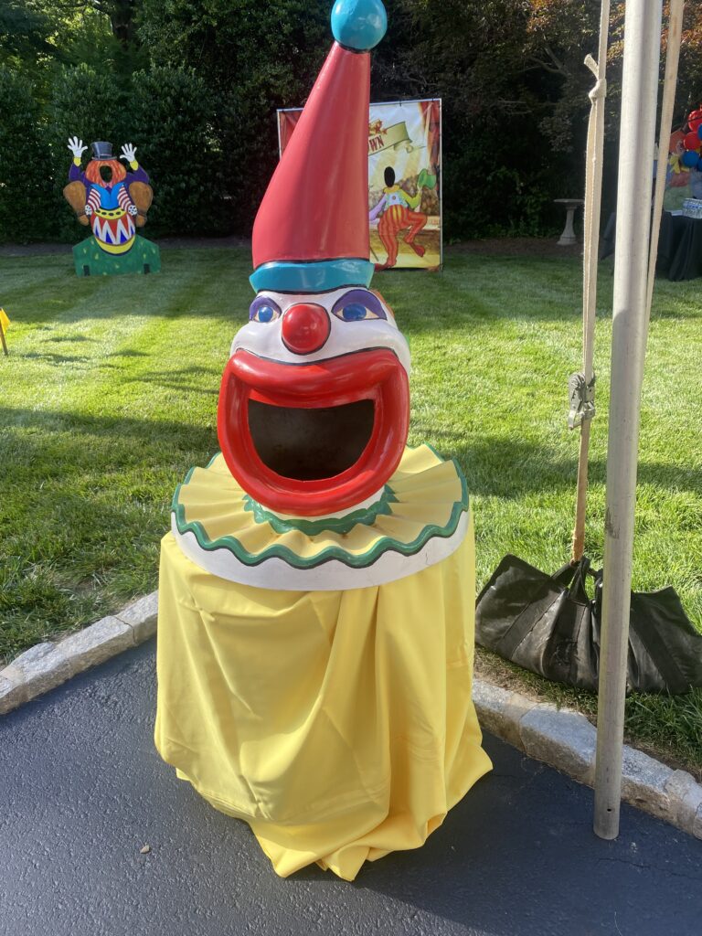 CLOWN HEAD TRASH CAN COVER AND GAME