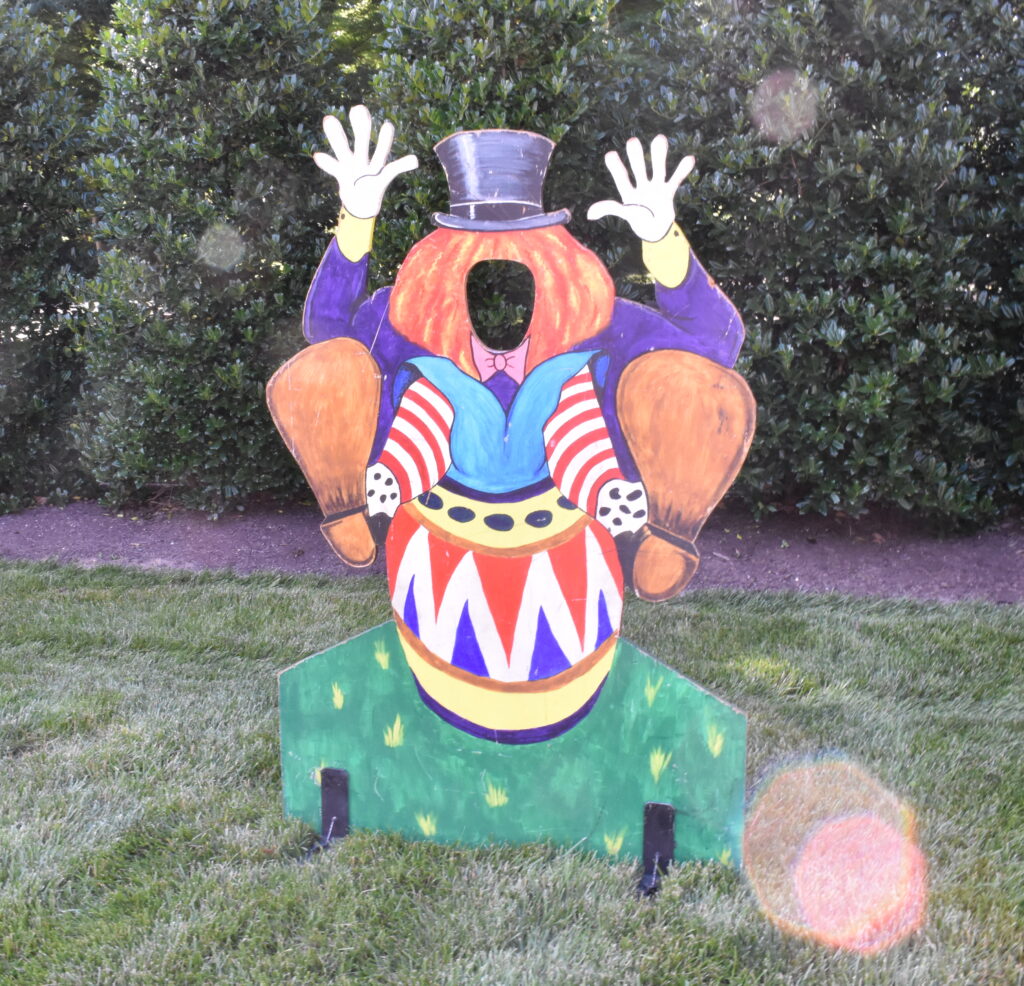 CIRCUS CLOWN PHOTOGRAPHY OP STAND IN OR CUTOUT