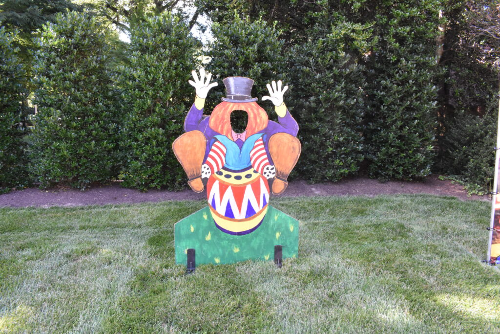 CIRCUS CLOWN PHOTOGRAPHY OP STAND IN OR CUTOUT