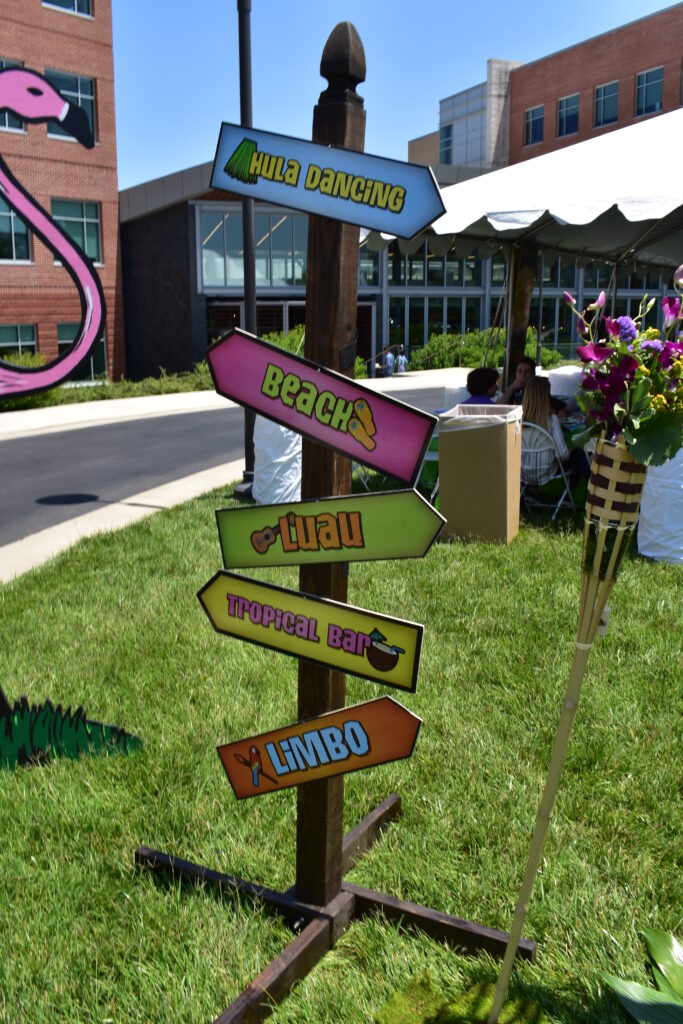 MASH POLE DIRECTIONAL ARROW SIGN POST PROP