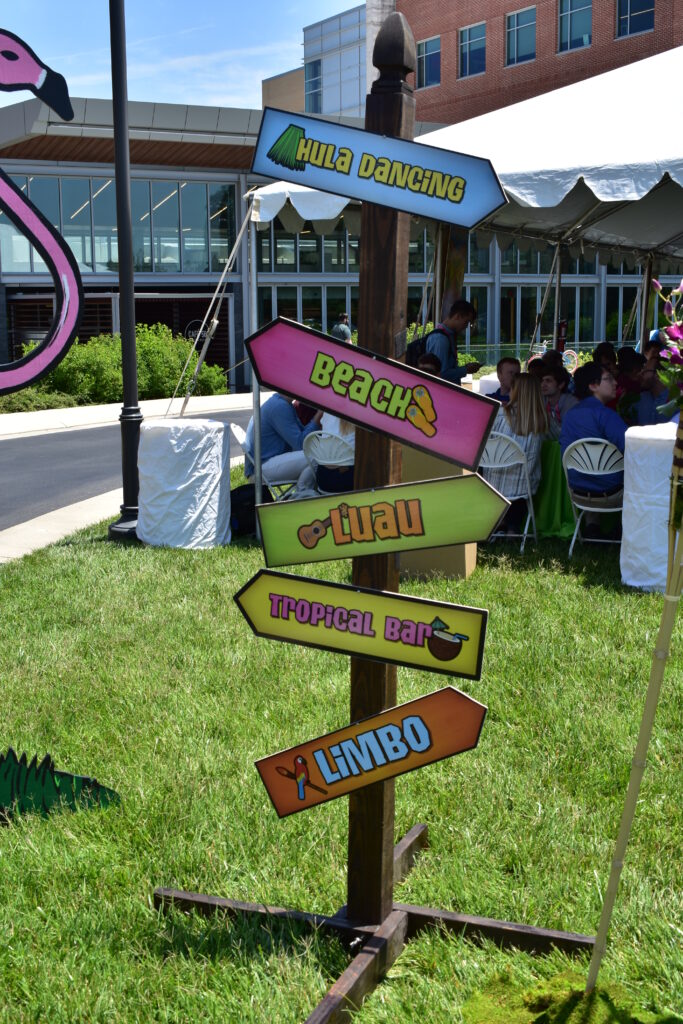 MASH POLE DIRECTIONAL ARROW SIGN POST PROP