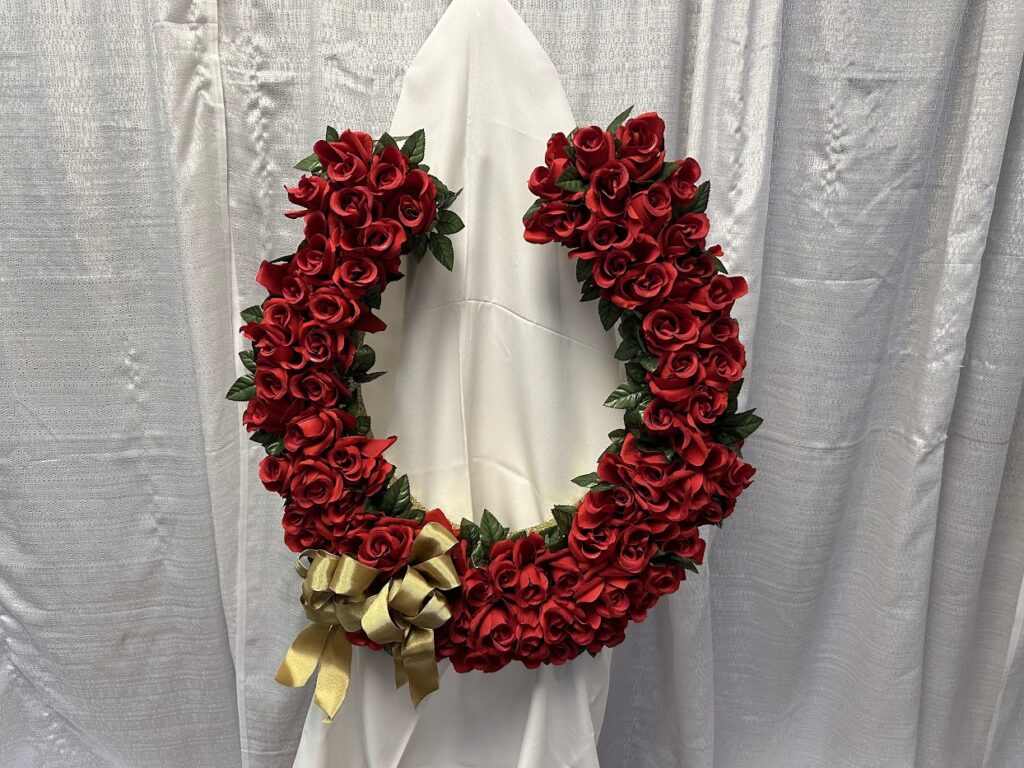 HORSESHOE WREATH GOLD GLITTERED WITH RED ROSES