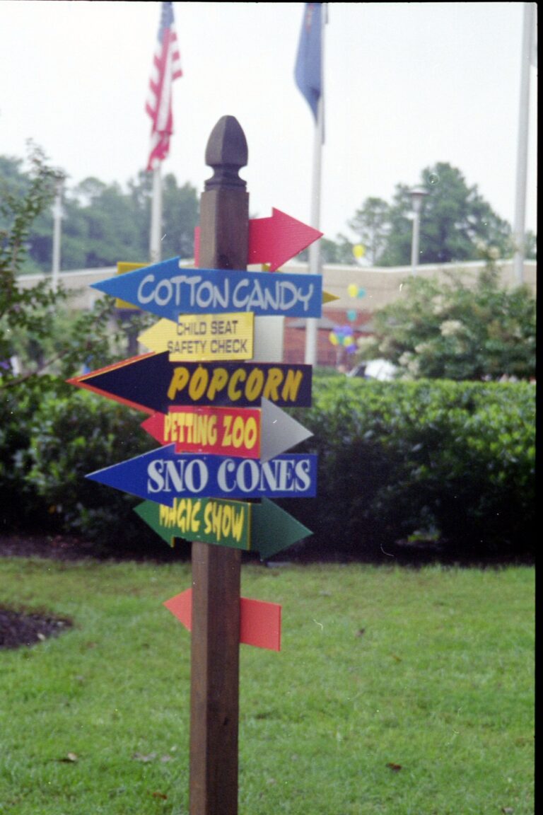 MASH POLE DIRECTIONAL ARROW SIGN POST