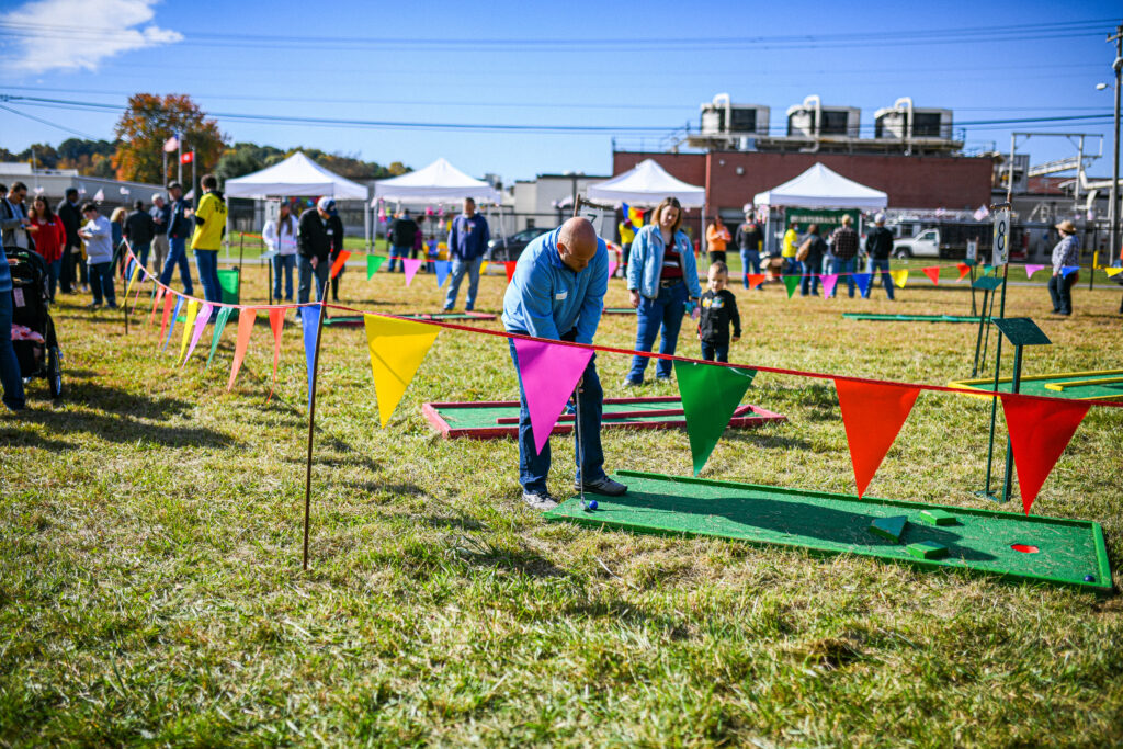 9 HOLE MINIATURE GOLF PUTTING COURSE SET