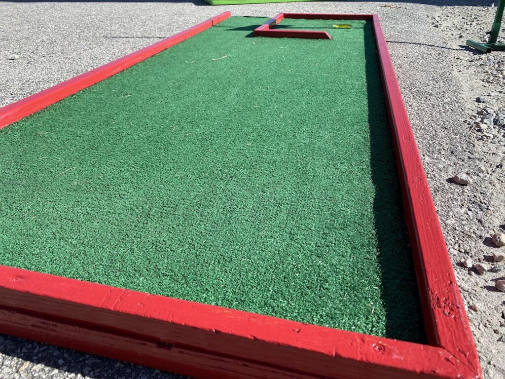 9 HOLE MINIATURE GOLF PUTTING COURSE SET
