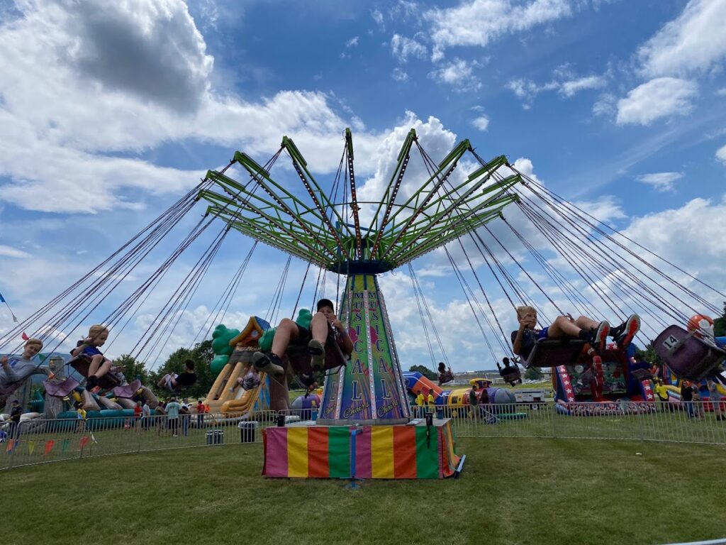 SWINGS MECHANICAL AMUSEMENT RIDE