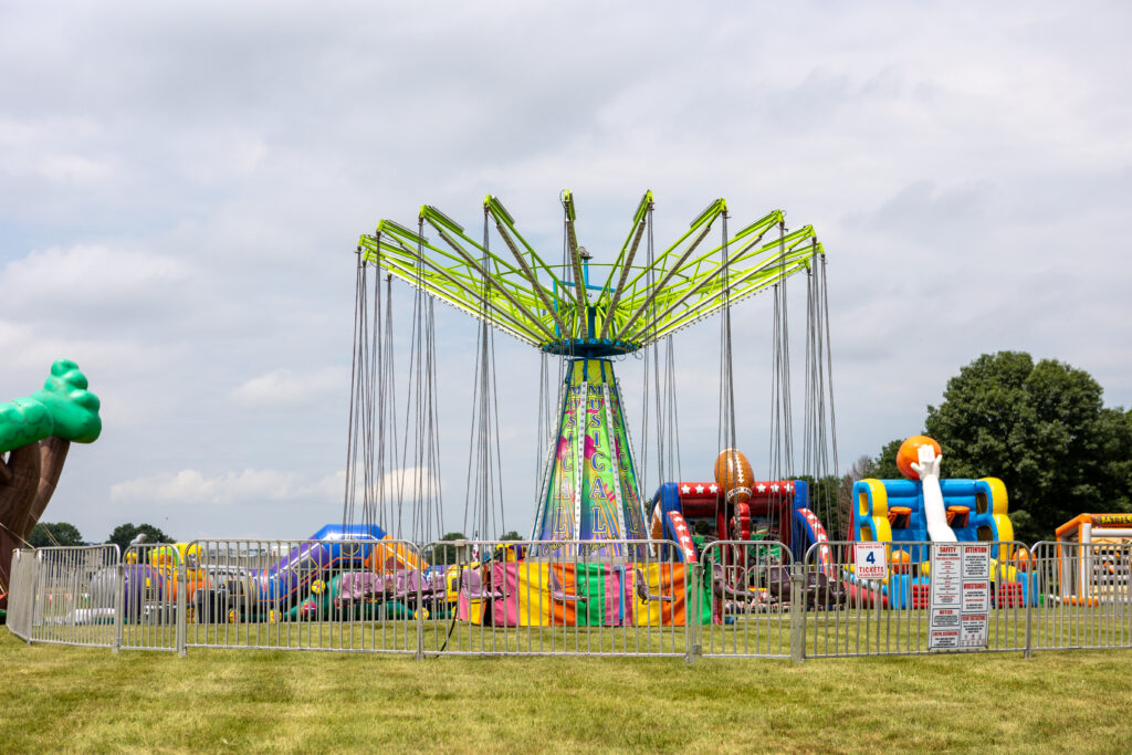 SWINGS MECHANICAL AMUSEMENT RIDE