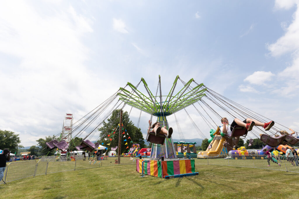SWINGS MECHANICAL AMUSEMENT RIDE