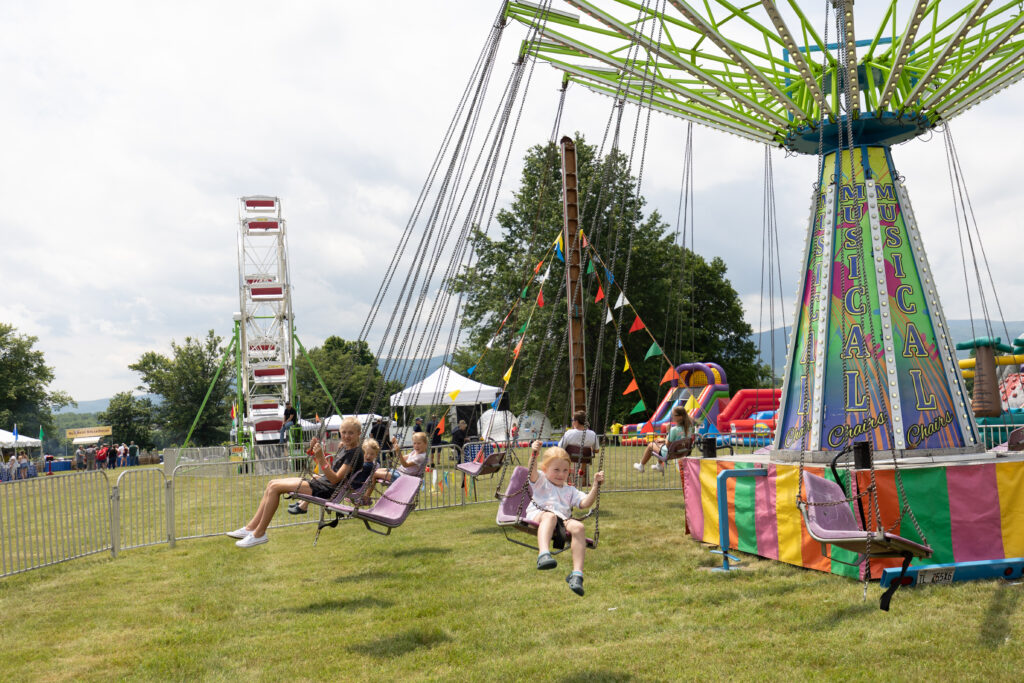 SWINGS MECHANICAL AMUSEMENT RIDE