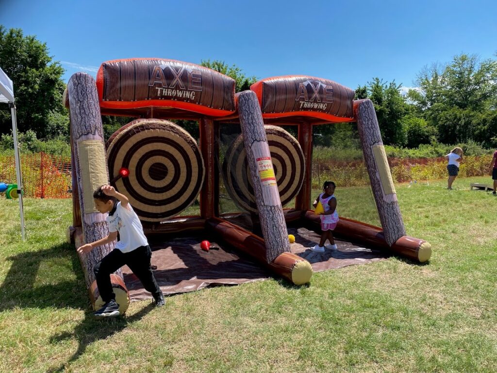 TOMAHAWK TOSS AXE THROWING FUN