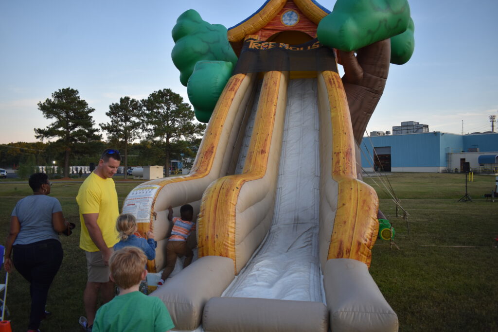 TREE HOUSE INFLATABLE SLIDE 32 feet – Call for pricing