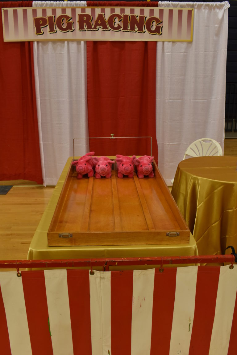 PIG RACING CARNIVAL GAME