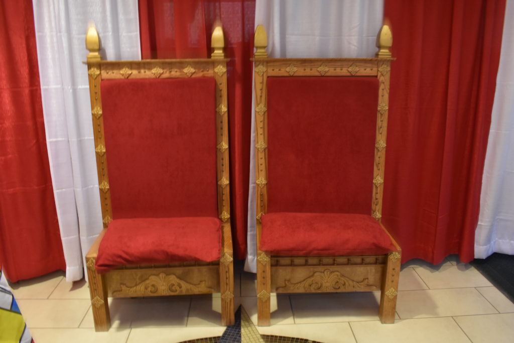 KING/QUEEN THRONE CHAIR HIGH BACK RED CUSHION